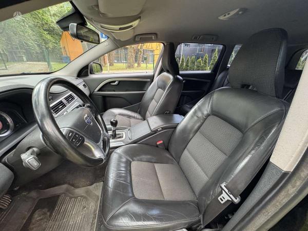 Melns Volvo V70 2010 Kauņa, ar dzinēja tilpumu 1.56 L un nobraukumu 318 tūkst. km par 2650 €, foto 5 vietnē AUTOMOTO.COM.LV