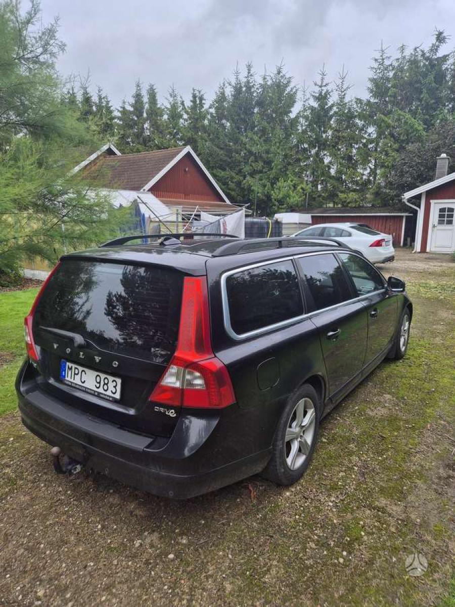 Black Volvo V70 2010 in Kedainiai, with an engine capacity of 1.60 L and mileage of 339 thousand km for 2400 €, photo 3 on AUTOMOTO.COM.LV