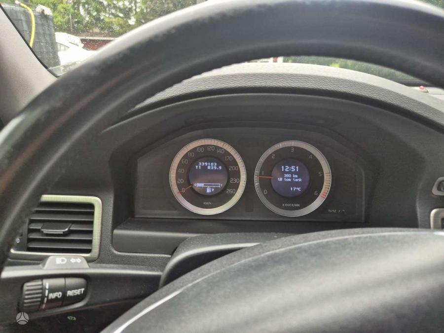Black Volvo V70 2010 in Kedainiai, with an engine capacity of 1.60 L and mileage of 339 thousand km for 2400 €, photo 4 on AUTOMOTO.COM.LV