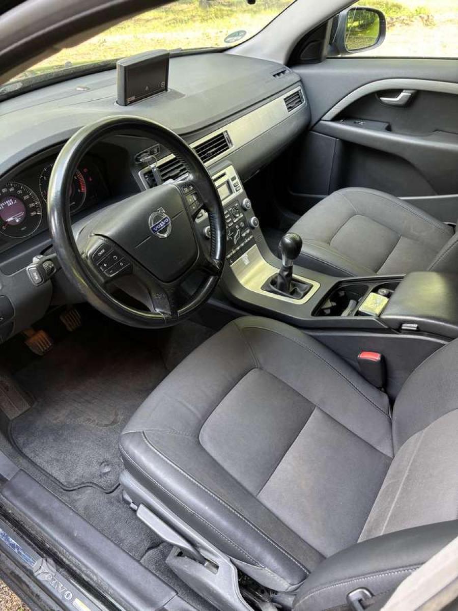 Black Volvo V70 2010 in Utena, with an engine capacity of 2.00 L and mileage of 262 thousand km for 3650 €, photo 12 on AUTOMOTO.COM.LV