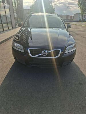 Melns Volvo V70 2010 Viļņa, ar dzinēja tilpumu 2.40 L un nobraukumu 376 tūkst. km par 4050 €, foto  vietnē AUTOMOTO.COM.LV