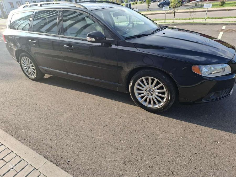 Black Volvo V70 2010 in Vilnius, with an engine capacity of 2.40 L and mileage of 376 thousand km for 4050 €, photo 3 on AUTOMOTO.COM.LV