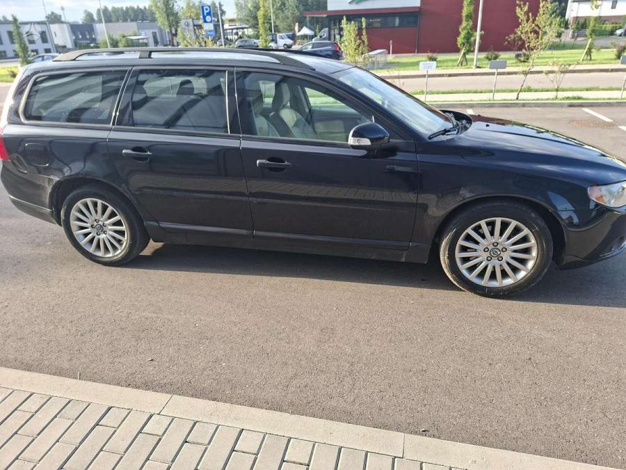 Black Volvo V70 2010 in Vilnius, with an engine capacity of 2.40 L and mileage of 376 thousand km for 4050 €, photo 4 on AUTOMOTO.COM.LV