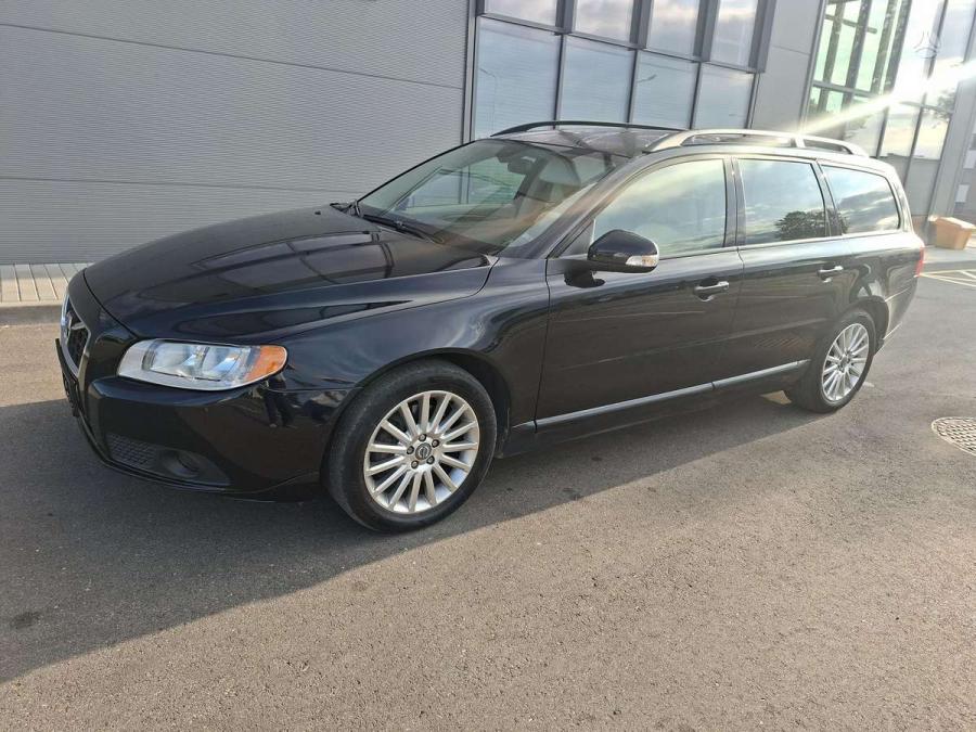 Black Volvo V70 2010 in Vilnius, with an engine capacity of 2.40 L and mileage of 376 thousand km for 4050 €, photo 5 on AUTOMOTO.COM.LV