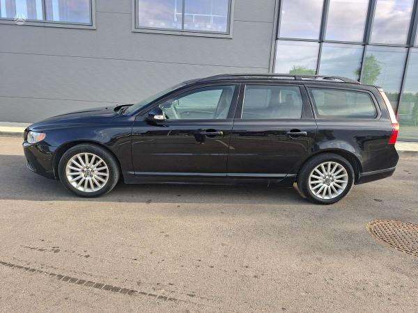 Black Volvo V70 2010 in Vilnius, with an engine capacity of 2.40 L and mileage of 376 thousand km for 4050 €, photo 5 on AUTOMOTO.COM.LV