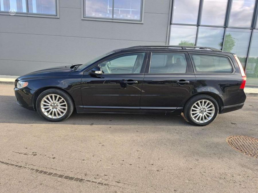 Black Volvo V70 2010 in Vilnius, with an engine capacity of 2.40 L and mileage of 376 thousand km for 4050 €, photo 6 on AUTOMOTO.COM.LV