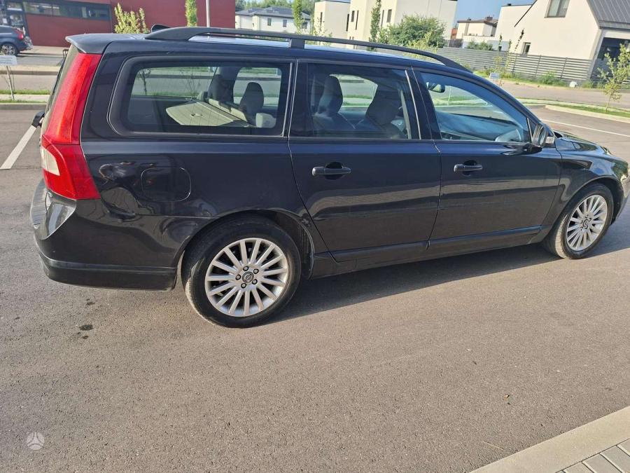 Black Volvo V70 2010 in Vilnius, with an engine capacity of 2.40 L and mileage of 376 thousand km for 4050 €, photo 8 on AUTOMOTO.COM.LV