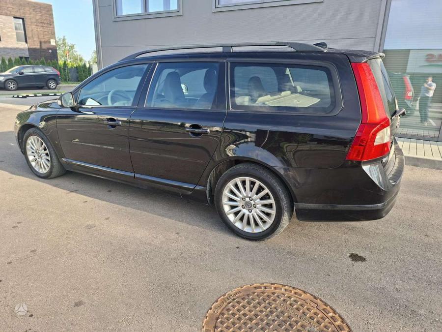Black Volvo V70 2010 in Vilnius, with an engine capacity of 2.40 L and mileage of 376 thousand km for 4050 €, photo 10 on AUTOMOTO.COM.LV