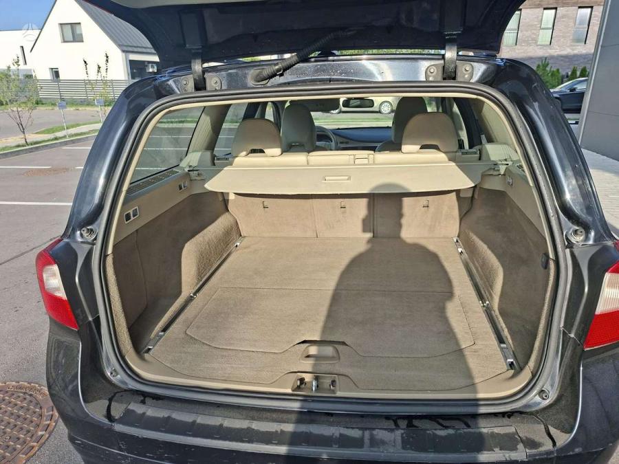 Black Volvo V70 2010 in Vilnius, with an engine capacity of 2.40 L and mileage of 376 thousand km for 4050 €, photo 11 on AUTOMOTO.COM.LV