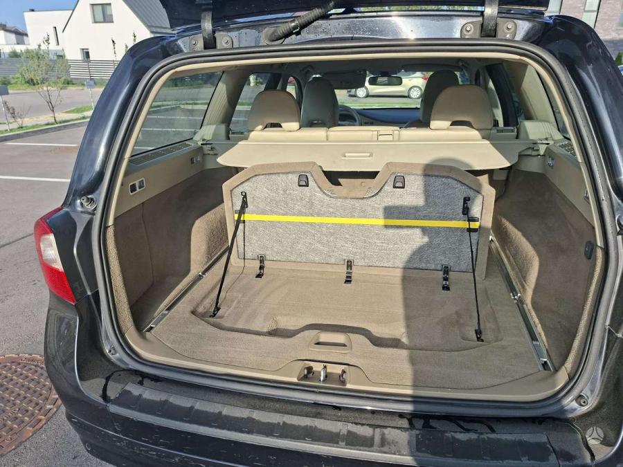 Black Volvo V70 2010 in Vilnius, with an engine capacity of 2.40 L and mileage of 376 thousand km for 4050 €, photo 12 on AUTOMOTO.COM.LV