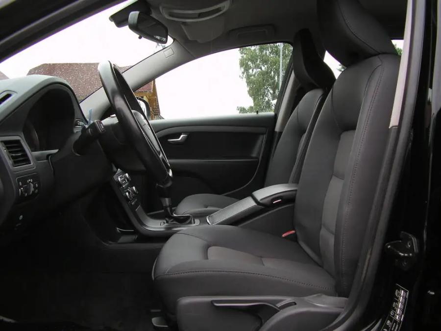 Melns Volvo V70 2010 Sigulda, ar dzinēja tilpumu 2.00 L un nobraukumu 276 tūkst. km par 6250 €, foto 19 vietnē AUTOMOTO.COM.LV