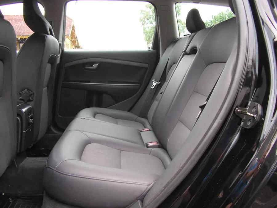Melns Volvo V70 2010 Sigulda, ar dzinēja tilpumu 2.00 L un nobraukumu 276 tūkst. km par 6250 €, foto 20 vietnē AUTOMOTO.COM.LV