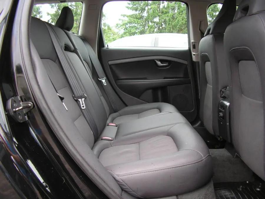 Melns Volvo V70 2010 Sigulda, ar dzinēja tilpumu 2.00 L un nobraukumu 276 tūkst. km par 6250 €, foto 23 vietnē AUTOMOTO.COM.LV
