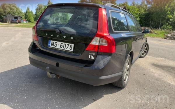 Black Volvo V70 2010 in Tukums, with an engine capacity of 2.00 L and mileage of 329 thousand km for 3800 €, photo 4 on AUTOMOTO.COM.LV