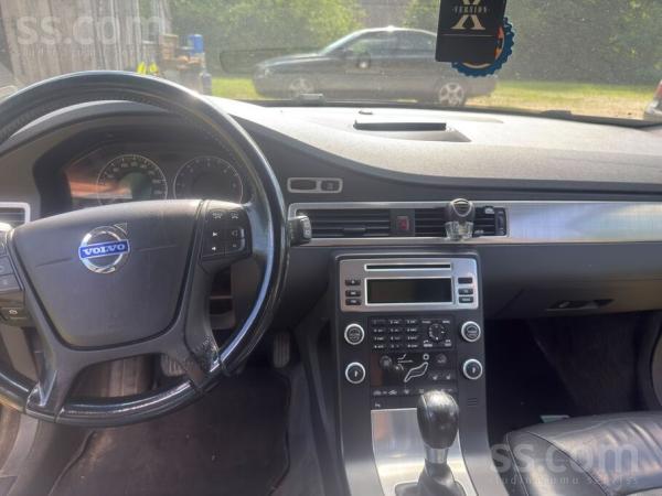 Black Volvo V70 2010 in Tukums, with an engine capacity of 2.00 L and mileage of 329 thousand km for 3800 €, photo 6 on AUTOMOTO.COM.LV