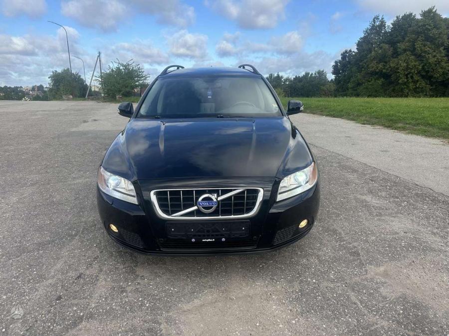 Black Volvo V70 2010 in Siauliai, with an engine capacity of 2.00 L and mileage of 280 thousand km for 3950 €, photo 3 on AUTOMOTO.COM.LV