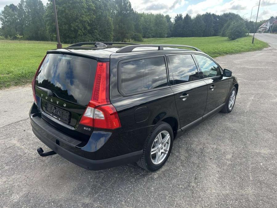 Black Volvo V70 2010 in Siauliai, with an engine capacity of 2.00 L and mileage of 280 thousand km for 3950 €, photo 6 on AUTOMOTO.COM.LV