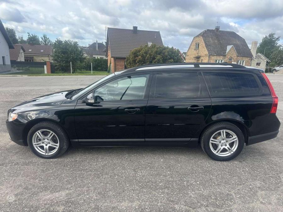 Black Volvo V70 2010 in Siauliai, with an engine capacity of 2.00 L and mileage of 280 thousand km for 3950 €, photo 9 on AUTOMOTO.COM.LV