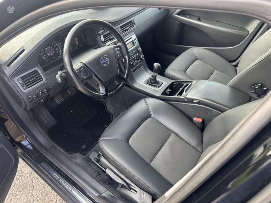 Black Volvo V70 2010 in Siauliai, with an engine capacity of 2.00 L and mileage of 280 thousand km for 3950 €, photo 14 on AUTOMOTO.COM.LV