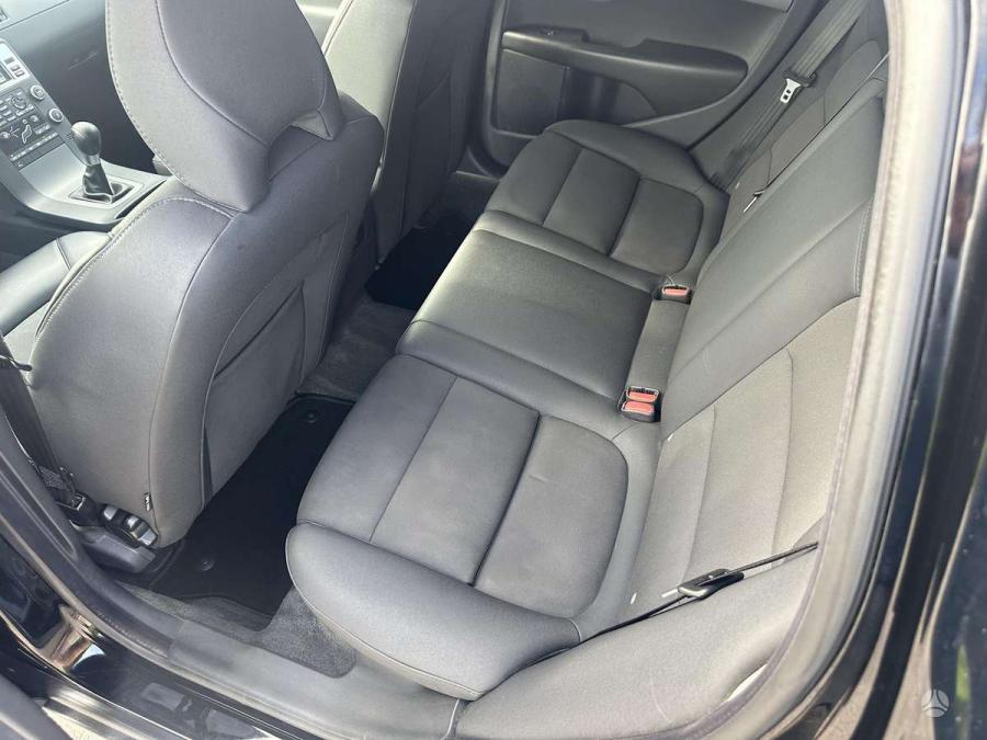 Black Volvo V70 2010 in Siauliai, with an engine capacity of 2.00 L and mileage of 280 thousand km for 3950 €, photo 15 on AUTOMOTO.COM.LV