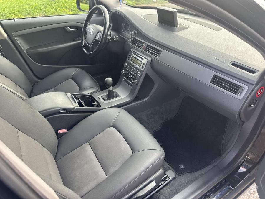 Black Volvo V70 2010 in Siauliai, with an engine capacity of 2.00 L and mileage of 280 thousand km for 3950 €, photo 16 on AUTOMOTO.COM.LV