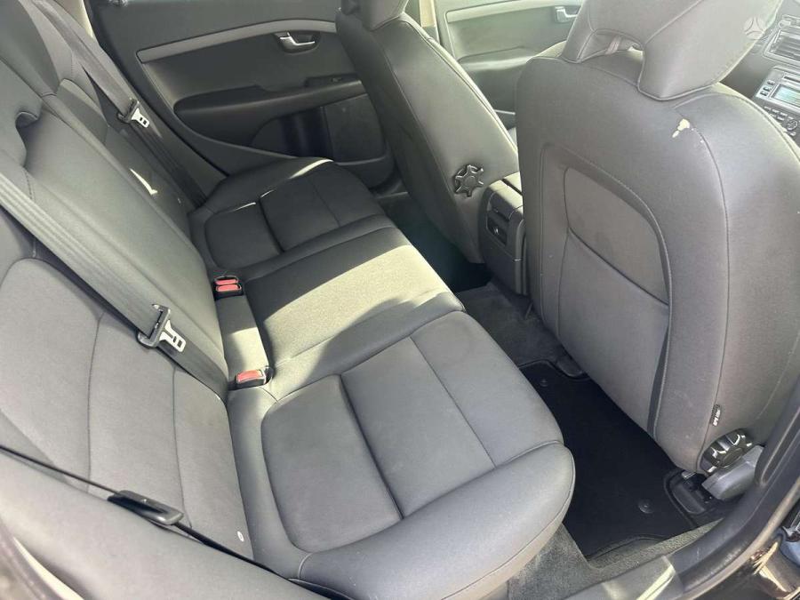 Black Volvo V70 2010 in Siauliai, with an engine capacity of 2.00 L and mileage of 280 thousand km for 3950 €, photo 17 on AUTOMOTO.COM.LV