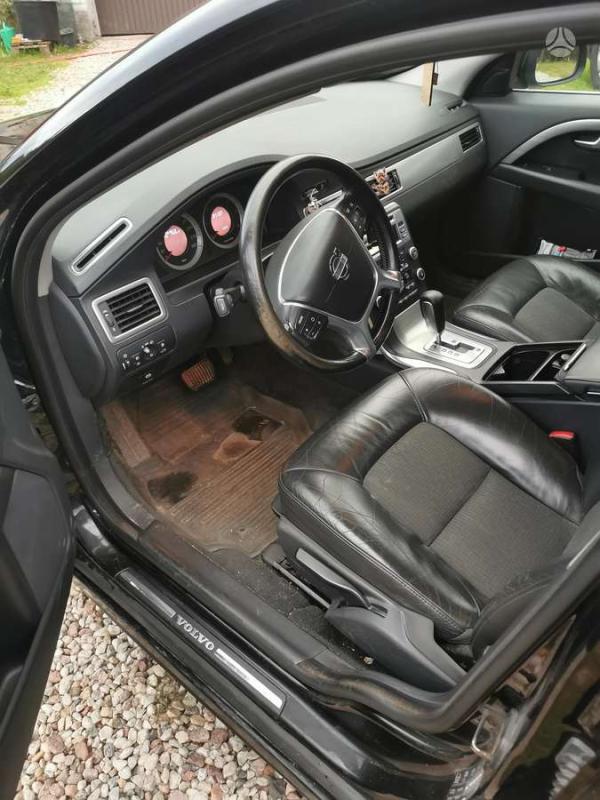 Black Volvo V70 2010 in Mazeikiai, with an engine capacity of 2.40 L and mileage of 400 thousand km for 4900 €, photo 4 on AUTOMOTO.COM.LV