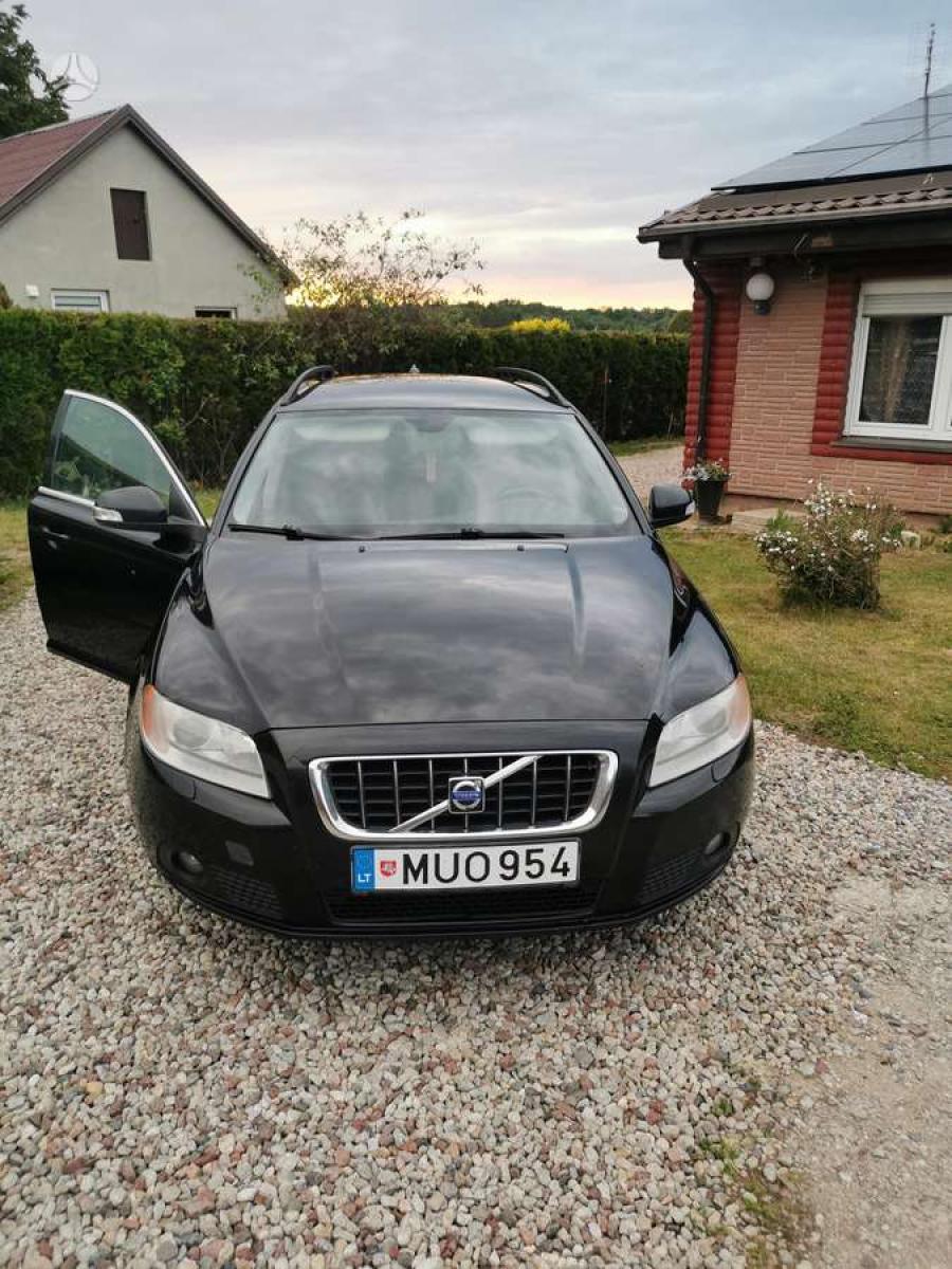 Black Volvo V70 2010 in Mazeikiai, with an engine capacity of 2.40 L and mileage of 400 thousand km for 4900 €, photo 10 on AUTOMOTO.COM.LV