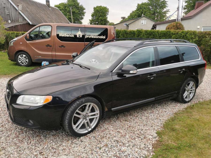 Black Volvo V70 2010 in Mazeikiai, with an engine capacity of 2.40 L and mileage of 400 thousand km for 4900 €, photo 11 on AUTOMOTO.COM.LV