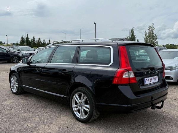 Black Volvo V70 2010 in Utena, with an engine capacity of 2.00 L and mileage of 320 thousand km for 3990 €, photo 4 on AUTOMOTO.COM.LV