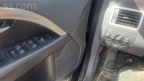 Black Volvo V70 2010 in Jelgava, with an engine capacity of 2.40 L and mileage of 394 thousand km for 3900 €, photo 10 on AUTOMOTO.COM.LV