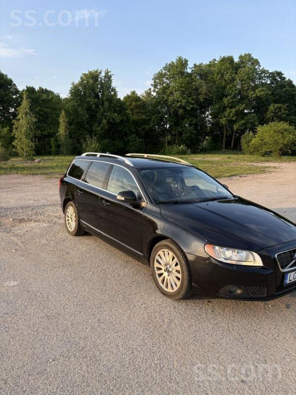 Black Volvo V70 2010 in Dobele, with an engine capacity of 2.40 L and mileage of 298 thousand km for 4900 €, photo 3 on AUTOMOTO.COM.LV