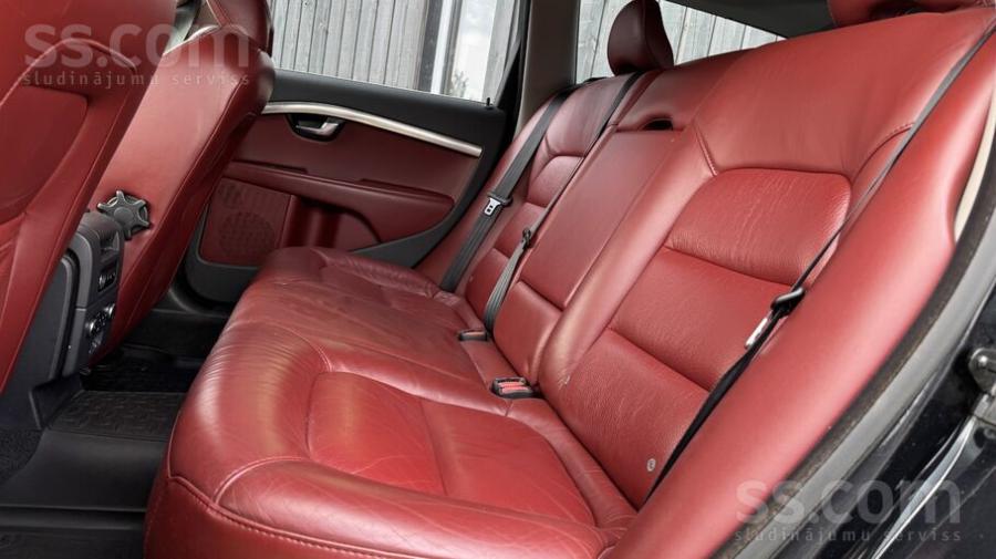 Black Volvo V70 2010 in Riga, with an engine capacity of 2.40 L and mileage of 352 thousand km for 3650 €, photo 9 on AUTOMOTO.COM.LV