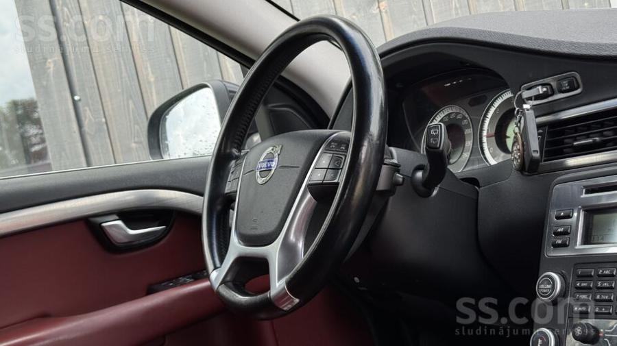 Black Volvo V70 2010 in Riga, with an engine capacity of 2.40 L and mileage of 352 thousand km for 3650 €, photo 14 on AUTOMOTO.COM.LV