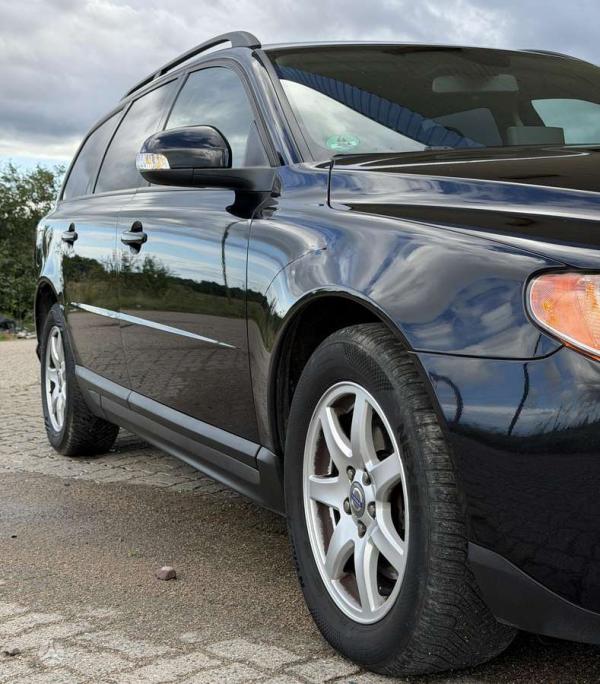 Black Volvo V70 2010 in Vilnius, with an engine capacity of 2.00 L and mileage of 314 thousand km for 3999 €, photo 4 on AUTOMOTO.COM.LV