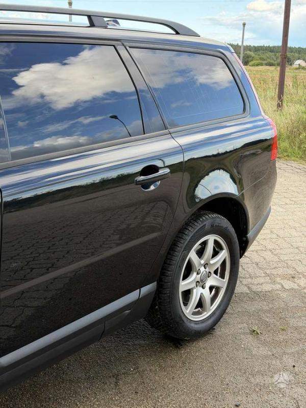 Black Volvo V70 2010 in Vilnius, with an engine capacity of 2.00 L and mileage of 314 thousand km for 3999 €, photo 11 on AUTOMOTO.COM.LV