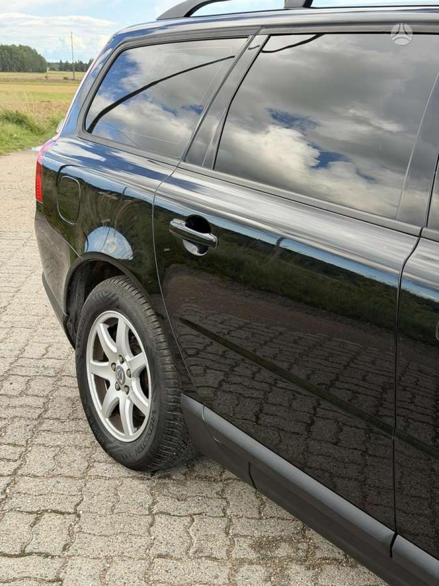 Black Volvo V70 2010 in Vilnius, with an engine capacity of 2.00 L and mileage of 314 thousand km for 3999 €, photo 12 on AUTOMOTO.COM.LV
