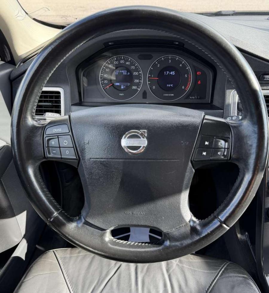 Black Volvo V70 2010 in Vilnius, with an engine capacity of 2.00 L and mileage of 314 thousand km for 3999 €, photo 18 on AUTOMOTO.COM.LV
