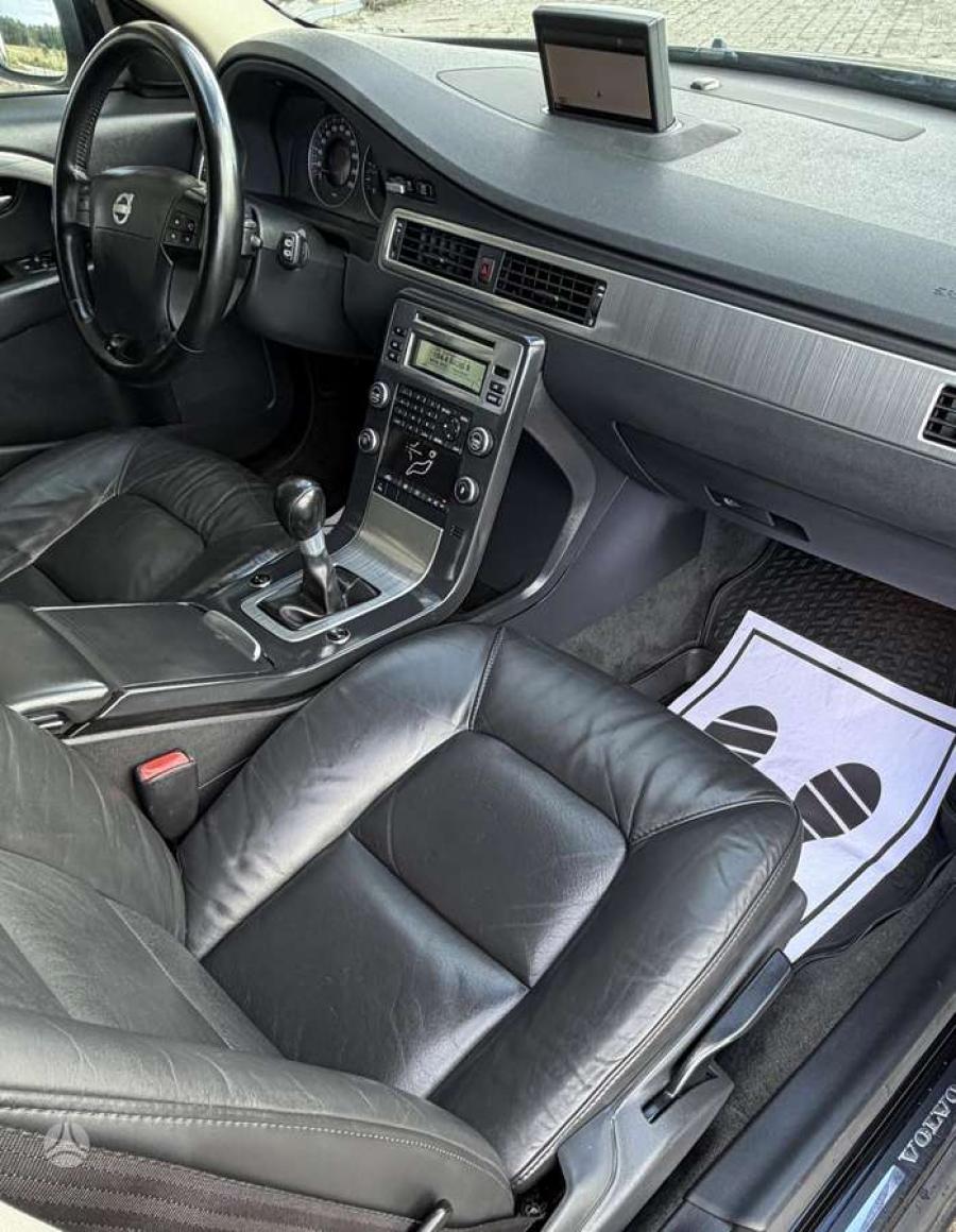 Black Volvo V70 2010 in Vilnius, with an engine capacity of 2.00 L and mileage of 314 thousand km for 3999 €, photo 19 on AUTOMOTO.COM.LV