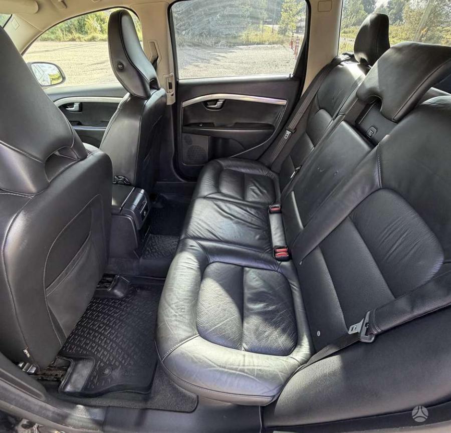 Black Volvo V70 2010 in Vilnius, with an engine capacity of 2.00 L and mileage of 314 thousand km for 3999 €, photo 22 on AUTOMOTO.COM.LV