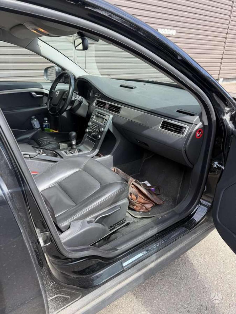 Melns Volvo V70 2010 Klaipėda, ar dzinēja tilpumu 2.00 L un nobraukumu 317 tūkst. km par 4000 €, foto 14 vietnē AUTOMOTO.COM.LV