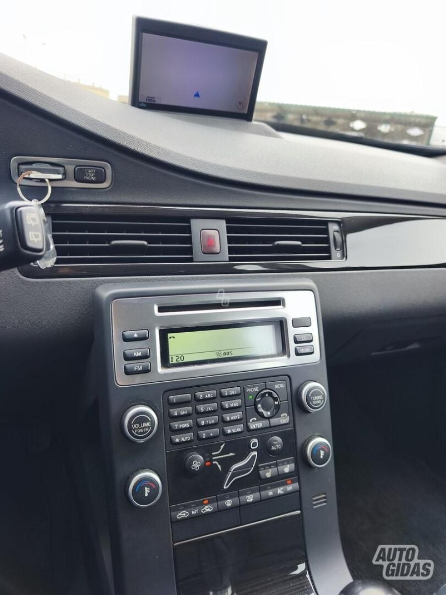 Melns Volvo V70 2010 Marijampole, ar dzinēja tilpumu 2.00 L un nobraukumu 288 tūkst. km par 3900 €, foto 11 vietnē AUTOMOTO.COM.LV