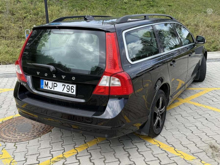 Black Volvo V70 2010 in Vilnius, with an engine capacity of 2.00 L and mileage of 351 thousand km for 3500 €, photo 5 on AUTOMOTO.COM.LV