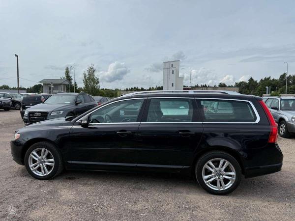 Black Volvo V70 2010 in Utena, with an engine capacity of 2.00 L and mileage of 320 thousand km for 3450 €, photo 6 on AUTOMOTO.COM.LV