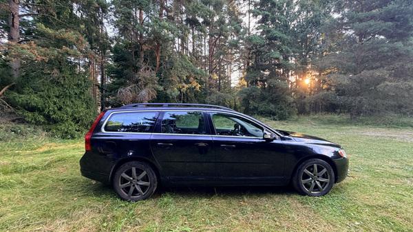 Volvo V70 2010 Tallina vietnē Melns Volvo V70 2010 Tallina, ar dzinēja tilpumu 2.40 L un nobraukumu 408 tūkst. km par 5500 €, foto 6 vietnē AUTOMOTO.COM.LV
