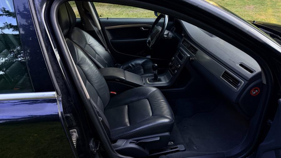 Melns Volvo V70 2010 Tallina, ar dzinēja tilpumu 2.40 L un nobraukumu 408 tūkst. km par 5500 €, foto 10 vietnē AUTOMOTO.COM.LV