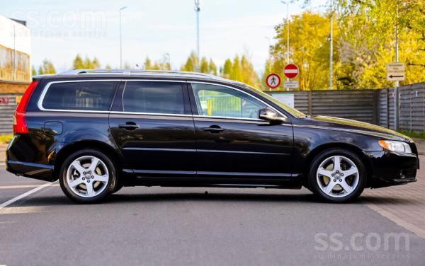 Black Volvo V70 2011 in Jelgava, with an engine capacity of 2.00 L and mileage of 0 thousand km for 6990 €, photo 4 on AUTOMOTO.COM.LV