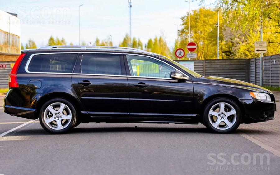 Black Volvo V70 2011 in Jelgava, with an engine capacity of 2.00 L and mileage of 0 thousand km for 6990 €, photo 4 on AUTOMOTO.COM.LV