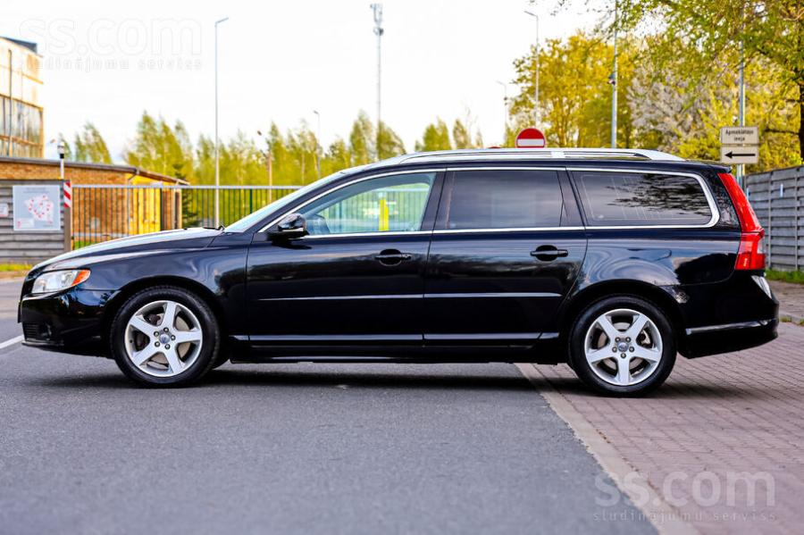 Black Volvo V70 2011 in Jelgava, with an engine capacity of 2.00 L and mileage of 0 thousand km for 6990 €, photo 8 on AUTOMOTO.COM.LV