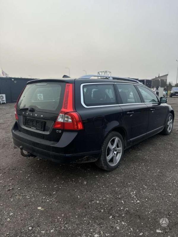 Black Volvo V70 2011 in Kaunas, with an engine capacity of 1.98 L and mileage of 383 thousand km for 5900 €, photo 4 on AUTOMOTO.COM.LV